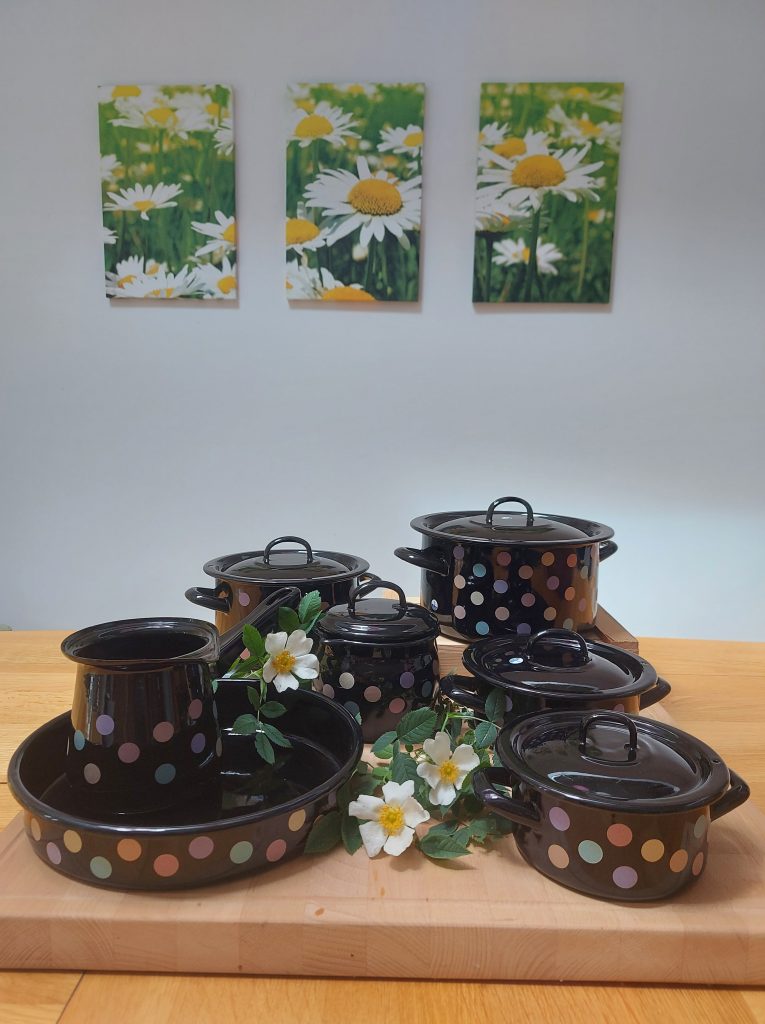 Komplet emajlirane črne posode s pastelnimi pikami 7-delni | Korotan